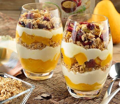 Compota de mango y granola con crema ligera de mascarpone