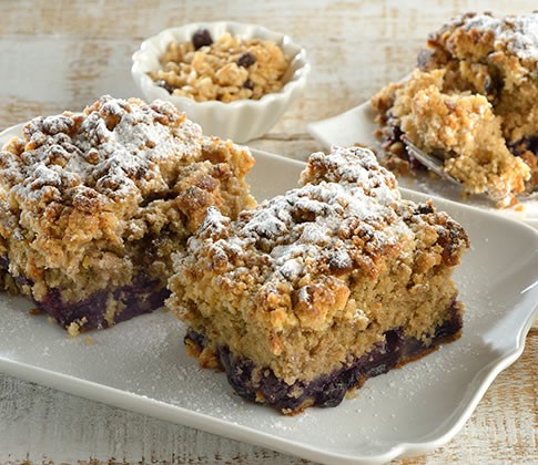 Pastel de mora azul, café y granola